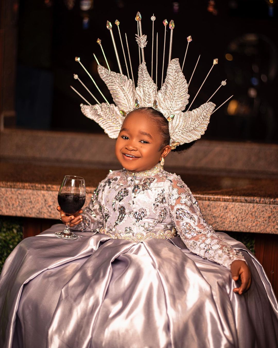 Maman Uche Nancy fait une incroyable surprise a sa fille, Ebube Obio qui fête ses 19ans. - Nollymove