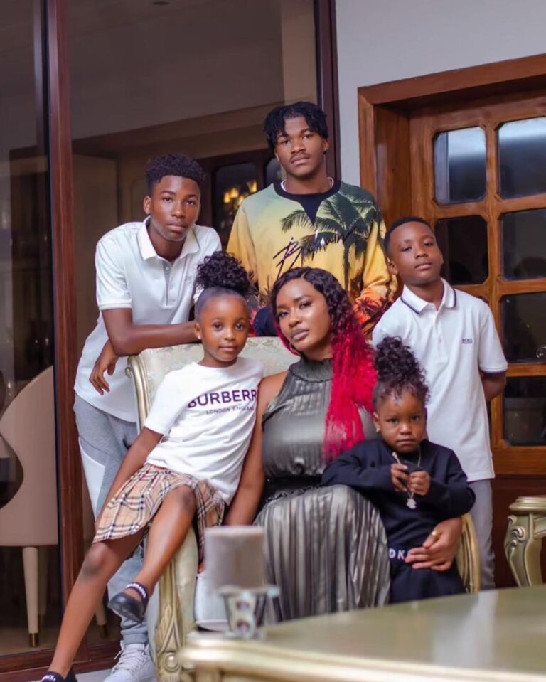 L'artiste chanteur, Fally Ipupa et ses enfants. - Nollymove