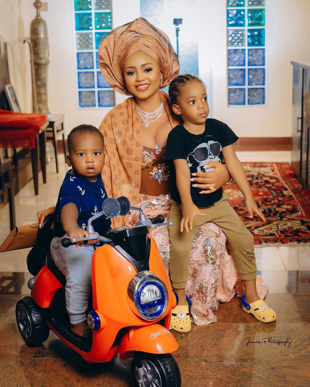 Regina Daniels et ses deux garçon, Prince Munir et Prince Khalfa Nwoko ...
