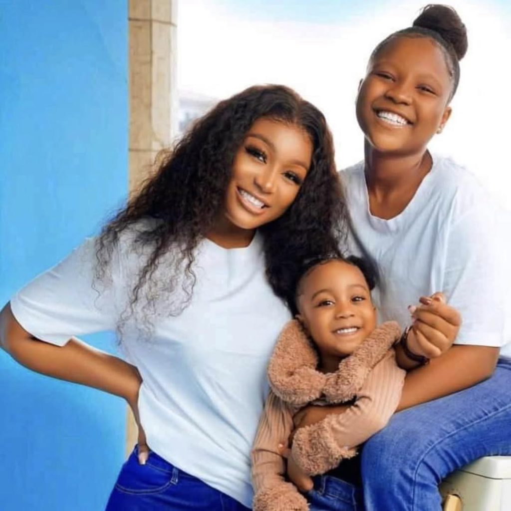 Muriel Blanche et ses enfants - Nollymove